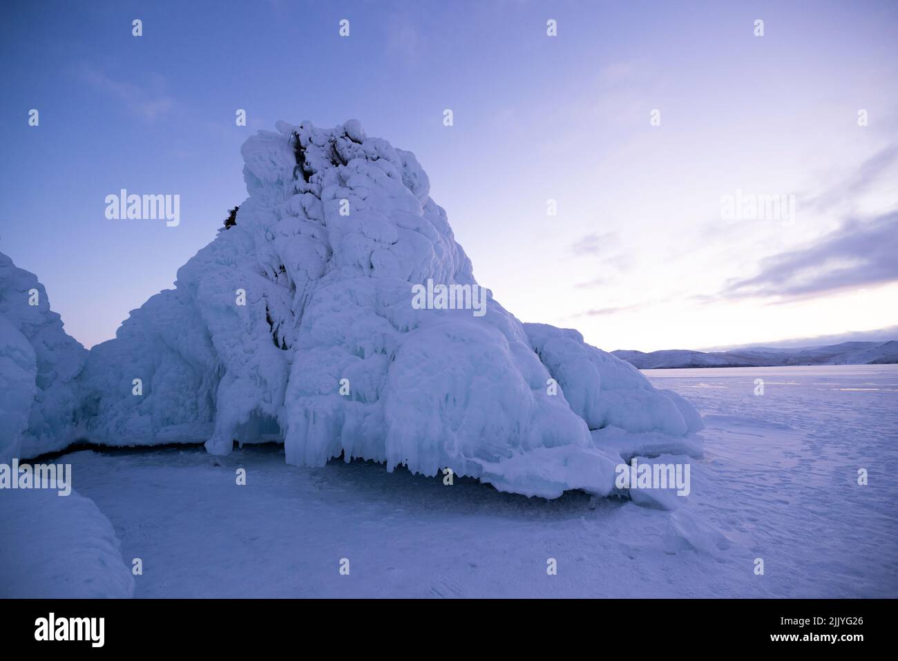 Black ice lake hi-res stock photography and images - Alamy