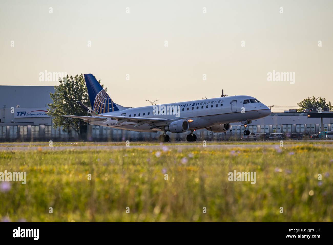 Embraer 175 united hi-res stock photography and images - Alamy