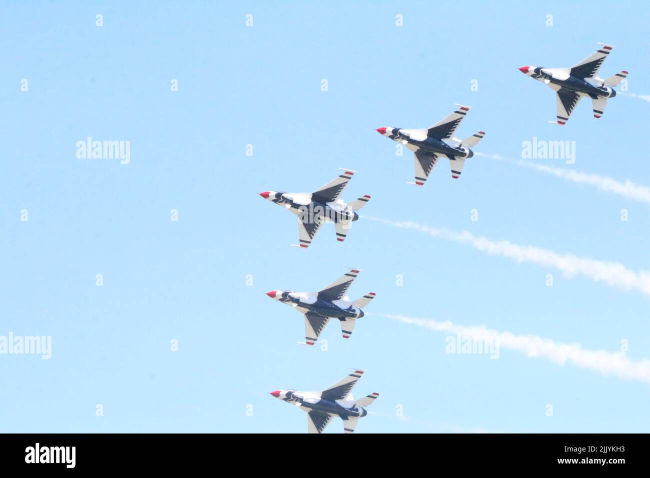 Usaf thunderbirds formation flight hi-res stock photography and images ...