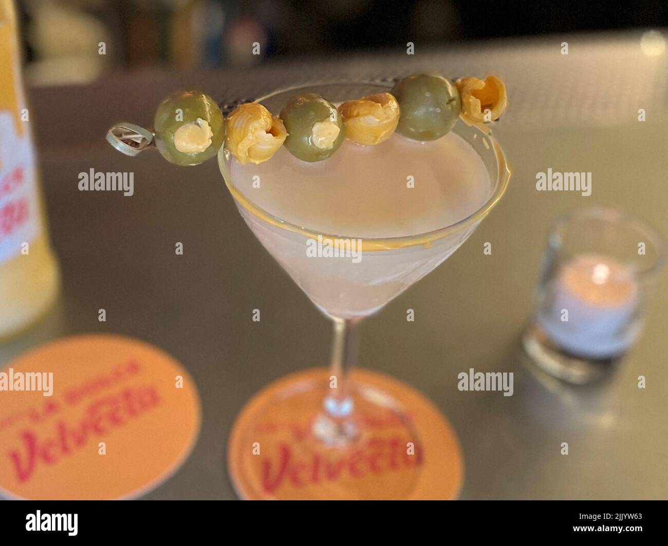 Velveeta shells hi-res stock photography and images - Alamy