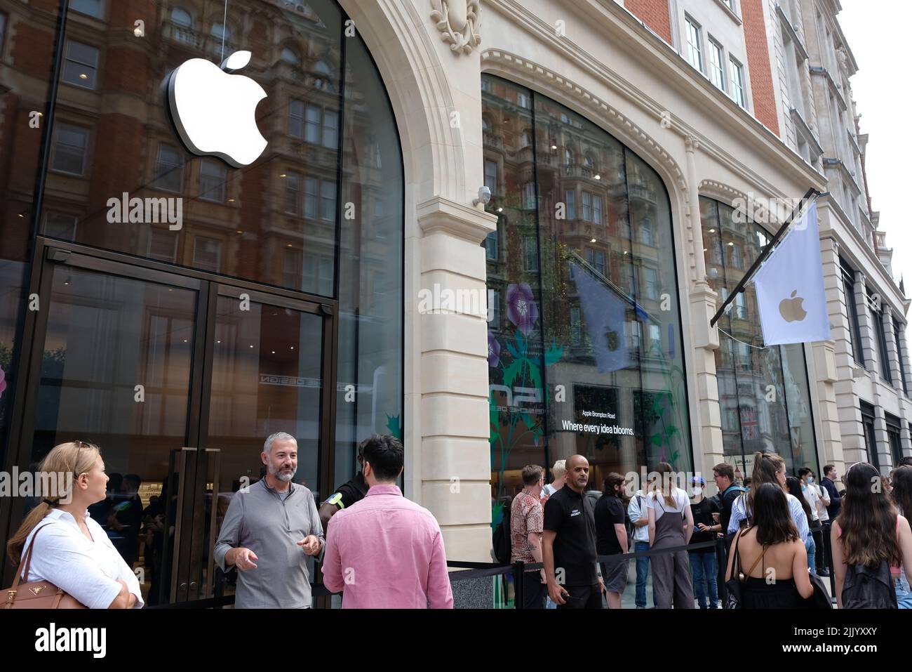 London, UK, 28th July, 2022. A new flagship Apple Store staff by 200 ...