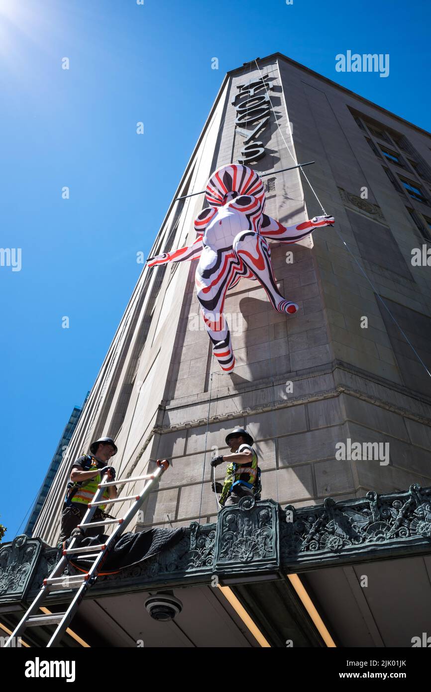 Seattle, USA. 19 Jul, 2022. Construction workers installing Augment art ...