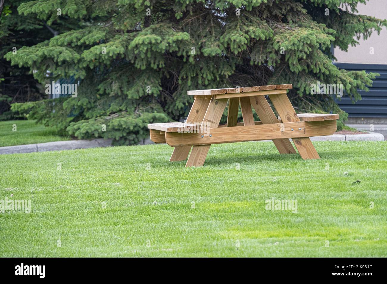 wood park benches outside in park Stock Photo - Alamy