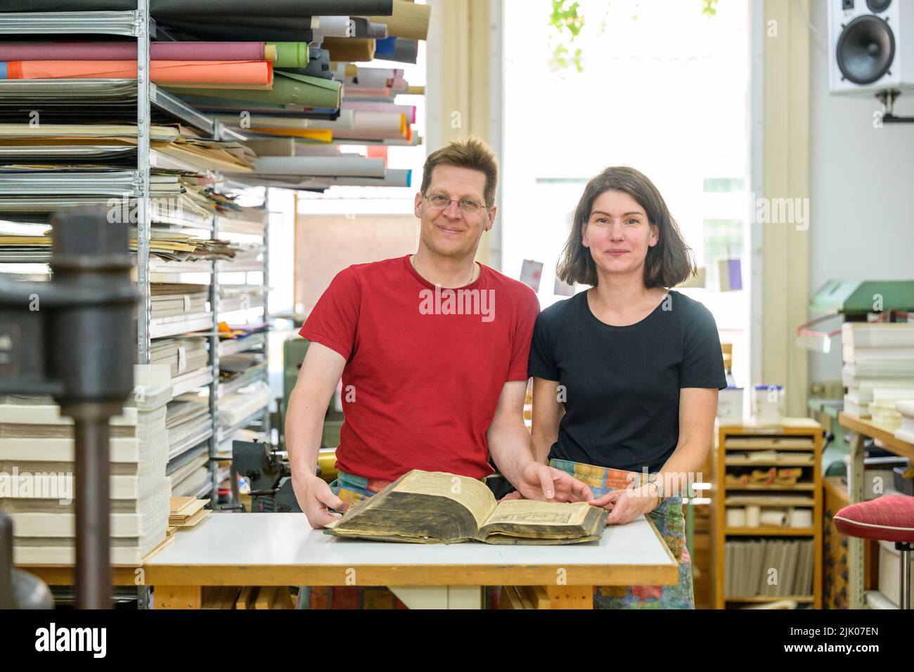 Two bookbinders hi-res stock photography and images - Alamy