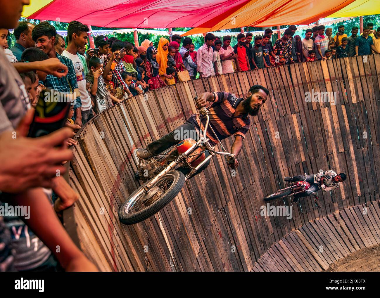 Daredevil motorcyclists ride around a steep 'wall of death' at 50 miles ...