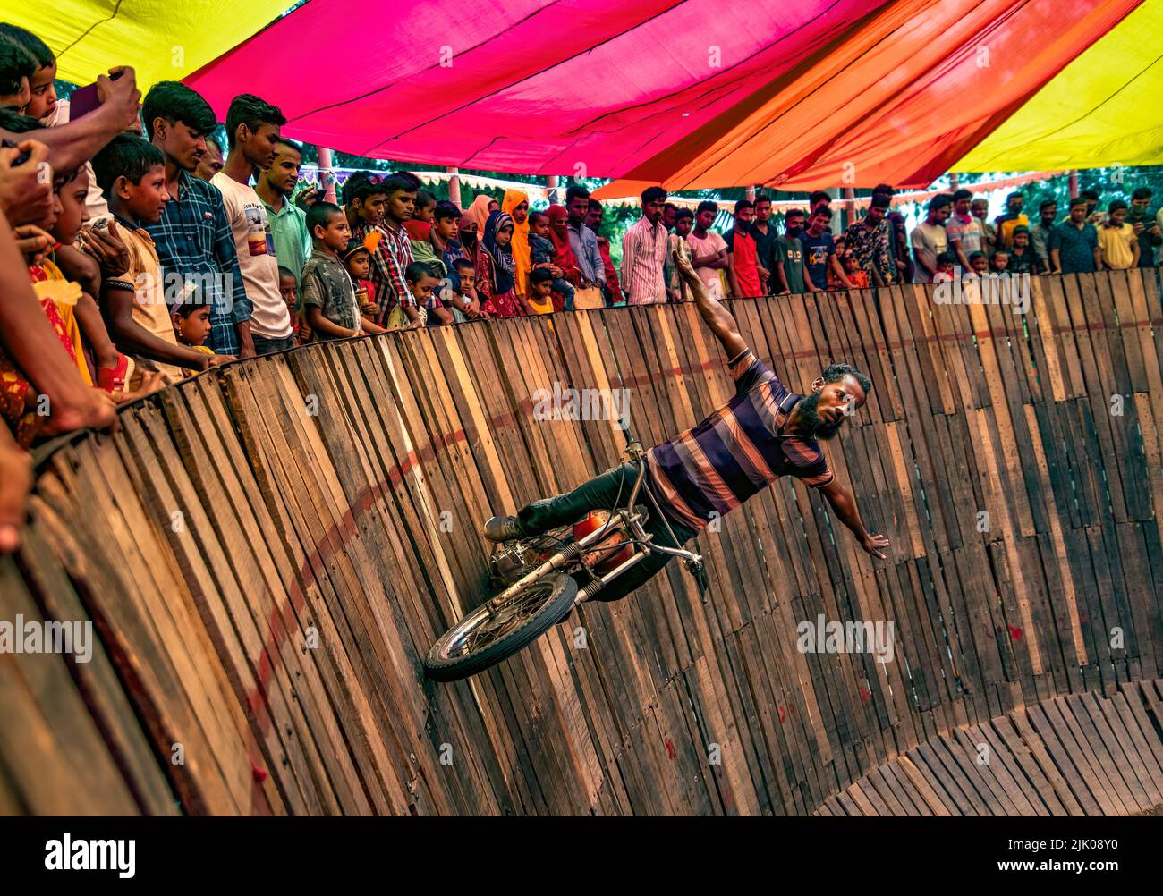 Daredevil motorcyclists ride around a steep 'wall of death' at 50 miles ...