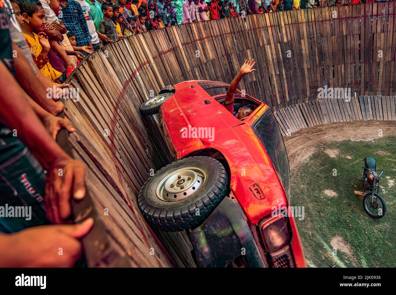 Daredevil motorcyclists ride around a steep 'wall of death' at 50 miles ...
