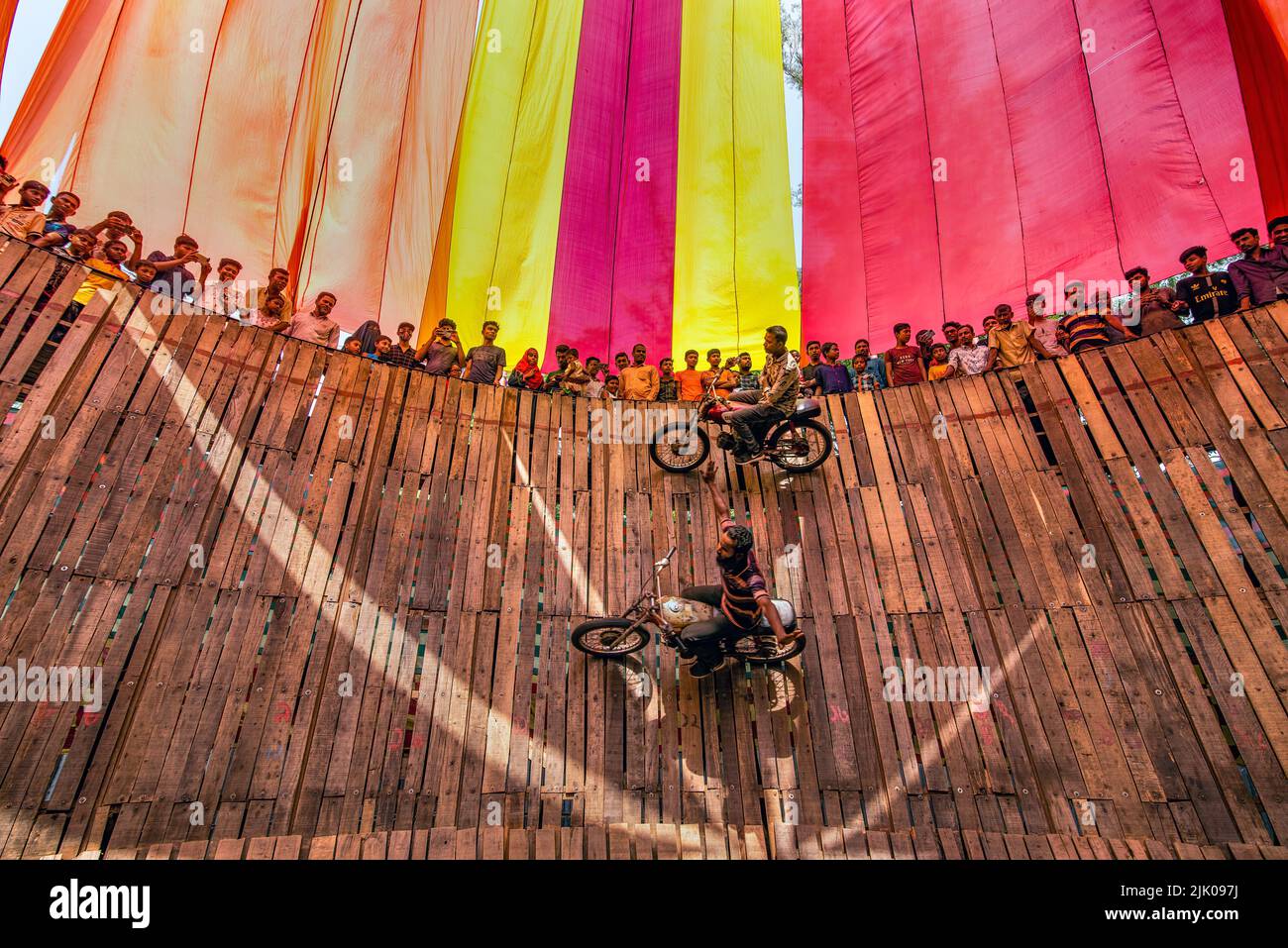 Daredevil motorcyclists ride around a steep 'wall of death' at 50 miles ...