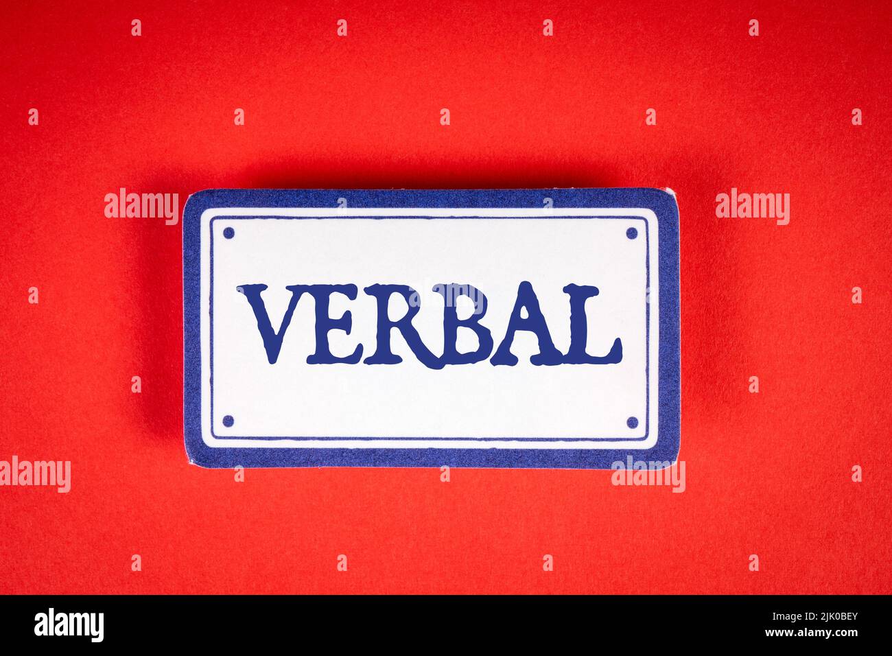 VERBAL. Text on white sticky note. Red background Stock Photo - Alamy