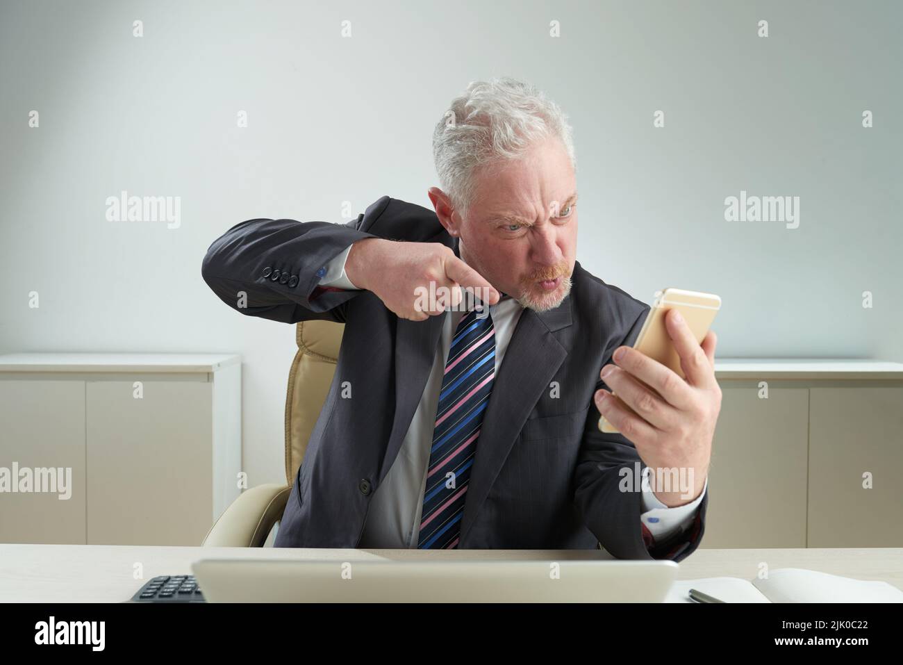 Old man angry shouting hi-res stock photography and images - Alamy