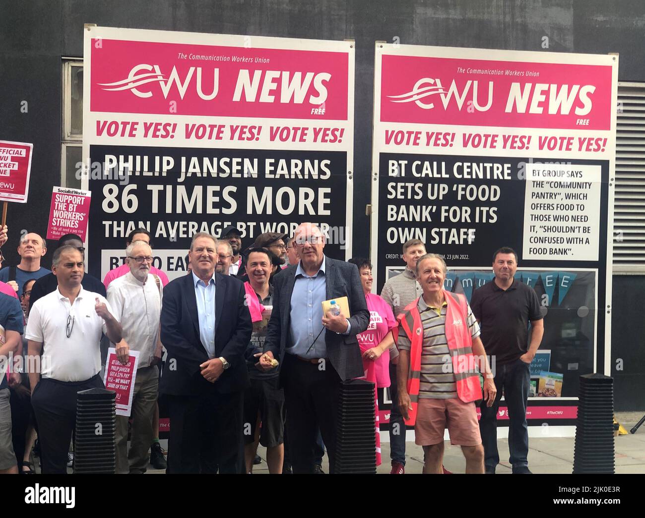 Communication Workers Union (CWU) General Secretary Dave Ward (centre ...