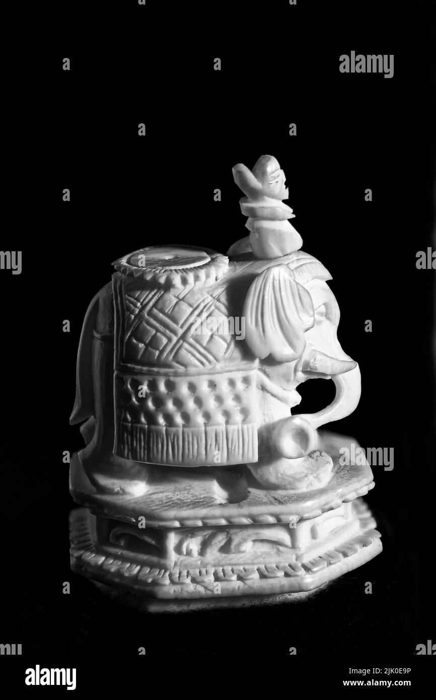 Ivory chess pieces rook hi-res stock photography and images - Alamy