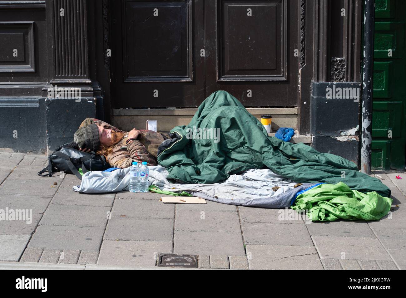Windsor, Berkshire, UK. 29th July, 2022. A homeless man sleeps on a ...