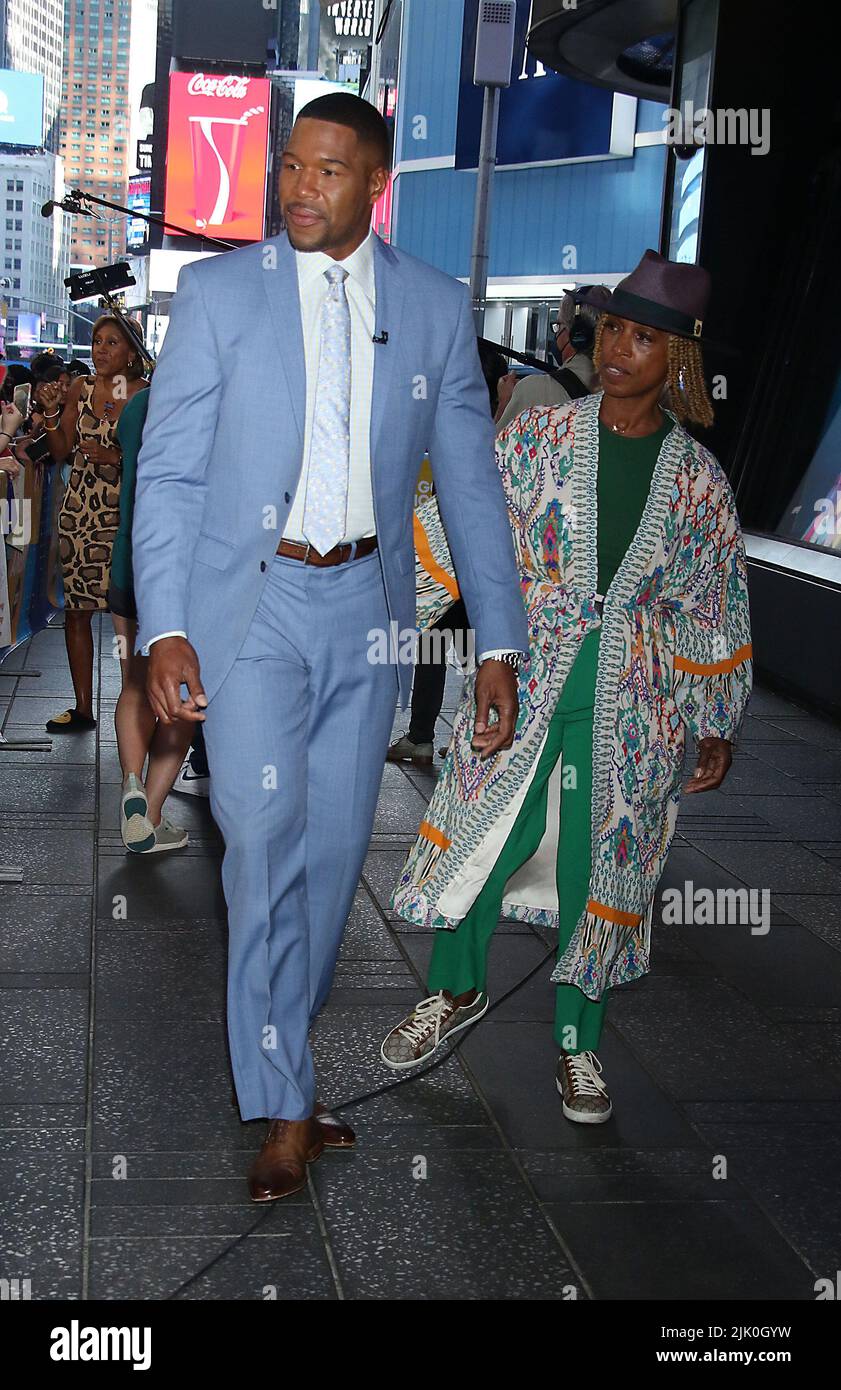 Presenters At `Good Morning America`. -PICTURED: Michael Strahan ...