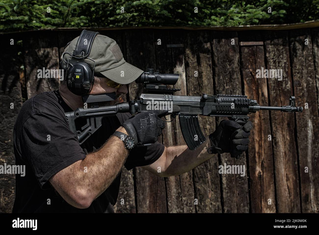 Man shooting gun wood hi-res stock photography and images - Alamy
