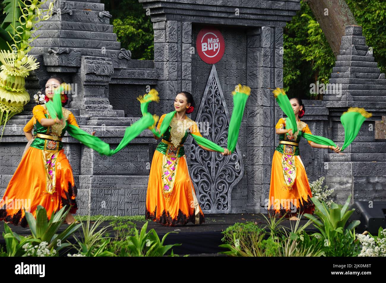 Indonesian perform loh jinawi dance to celebrate world dance day Stock ...