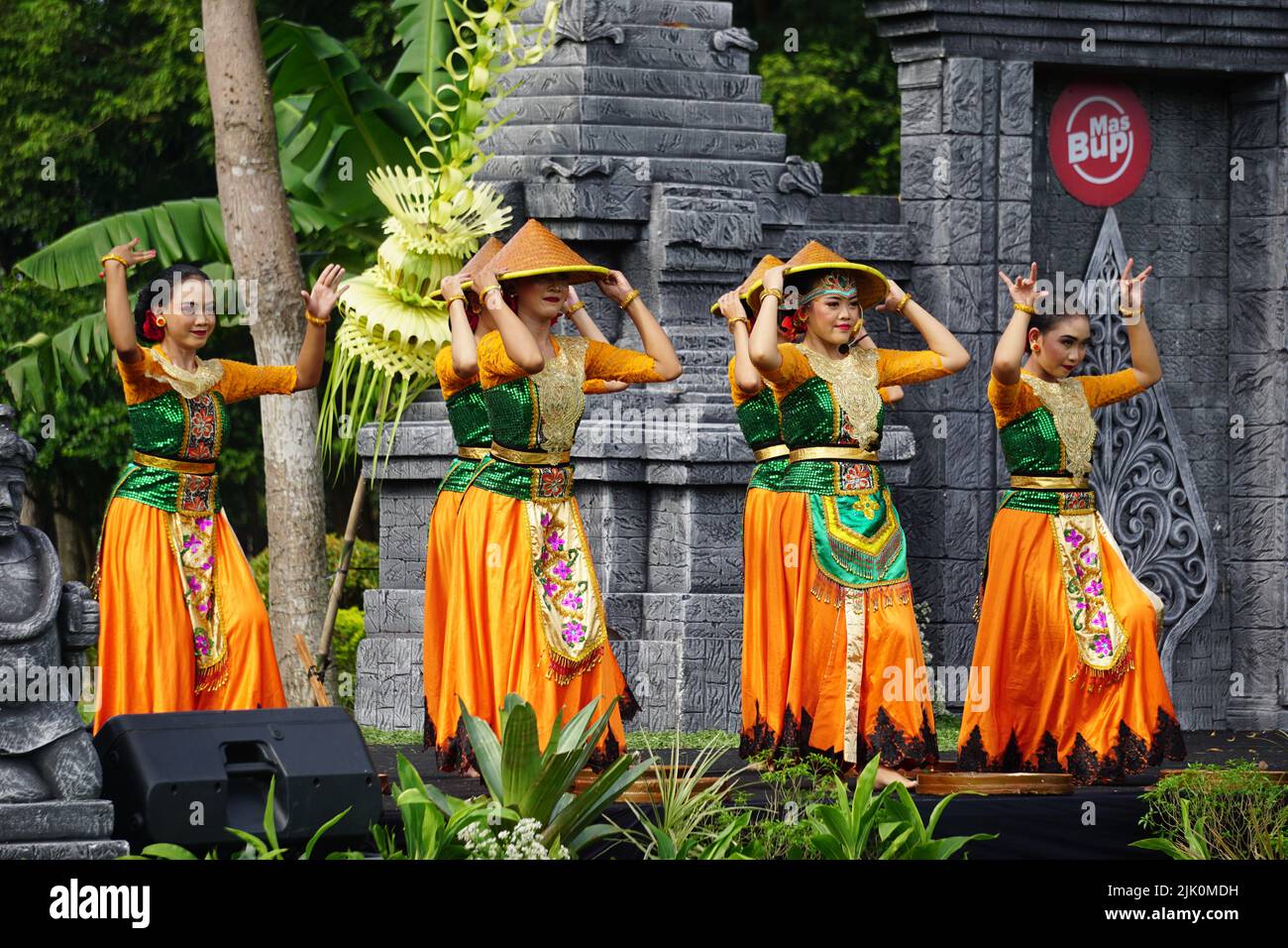 Indonesian perform loh jinawi dance to celebrate world dance day Stock ...
