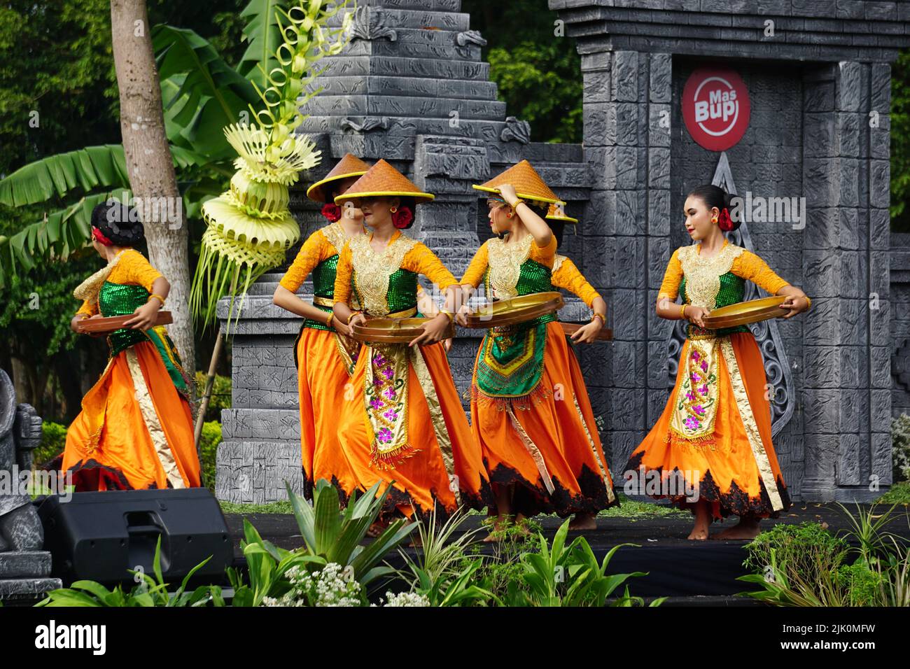 Indonesian perform loh jinawi dance to celebrate world dance day Stock ...