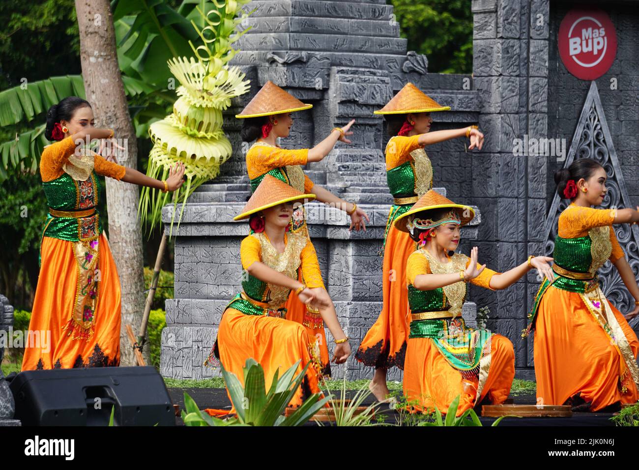 Indonesian perform loh jinawi dance to celebrate world dance day Stock ...