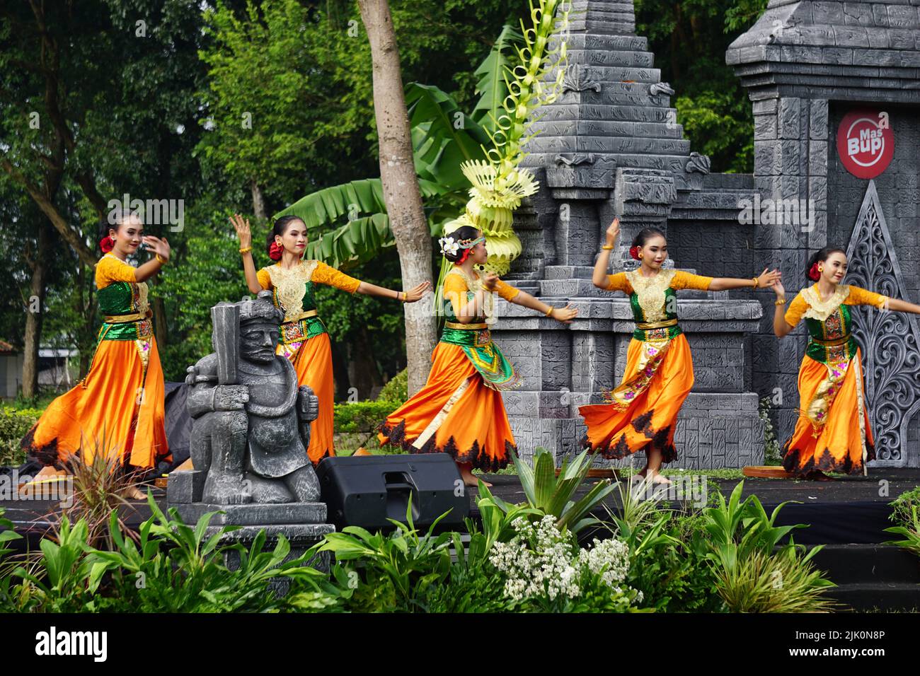 Indonesian perform loh jinawi dance to celebrate world dance day Stock ...