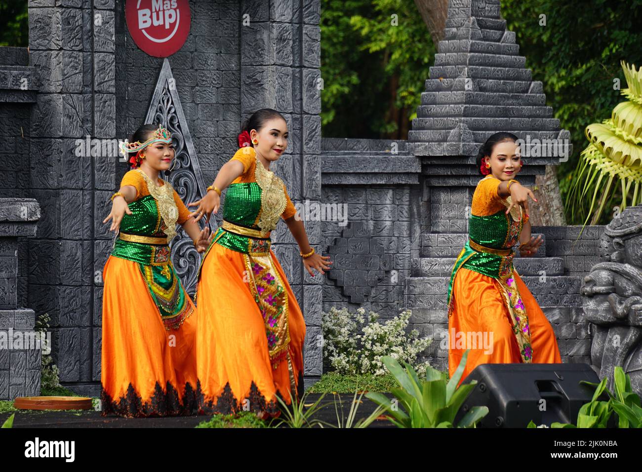 Indonesian perform loh jinawi dance to celebrate world dance day Stock ...