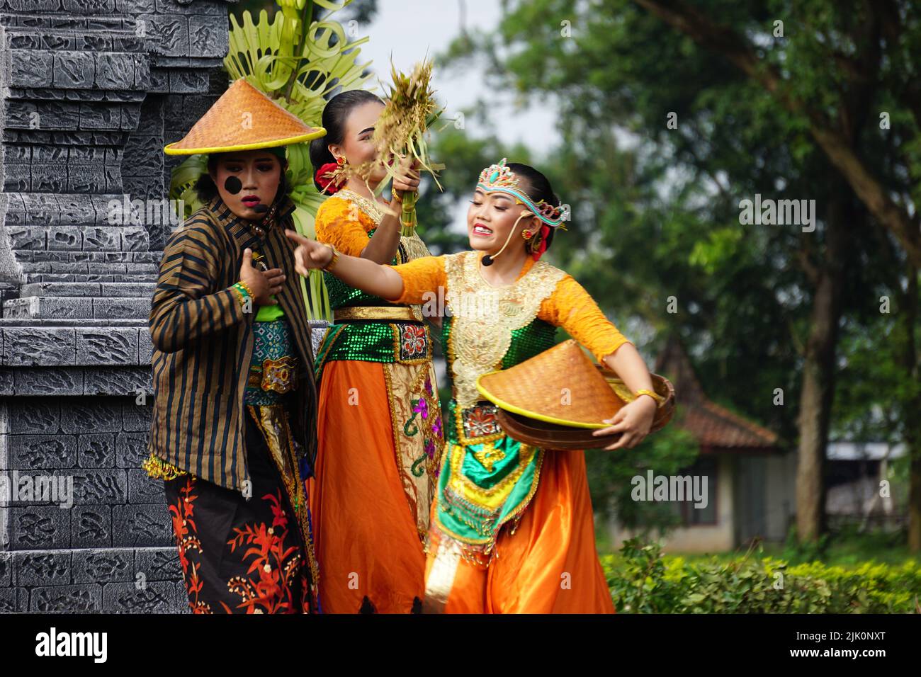 Indonesian perform loh jinawi dance to celebrate world dance day Stock ...
