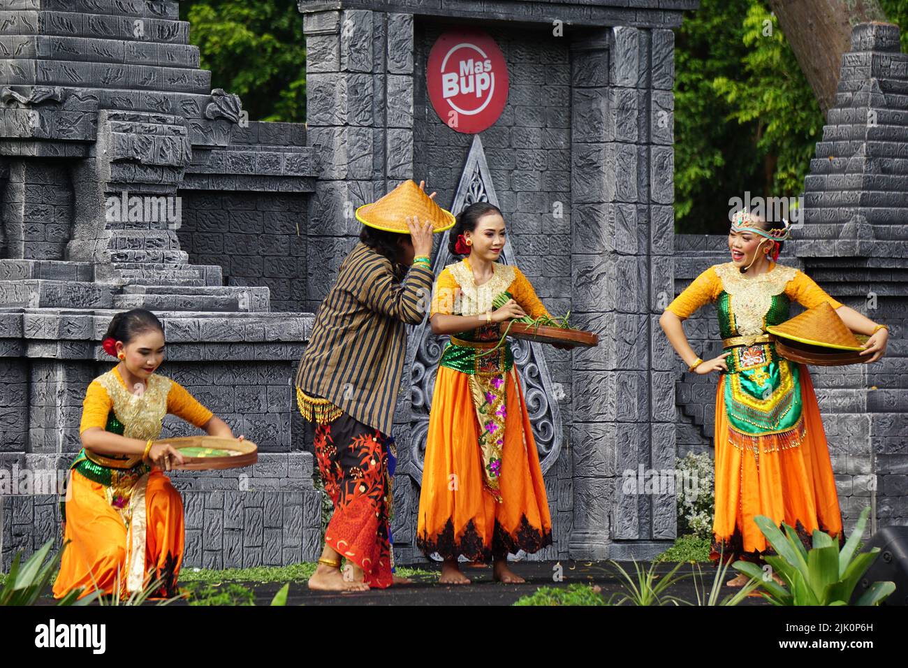 Indonesian perform loh jinawi dance to celebrate world dance day Stock ...
