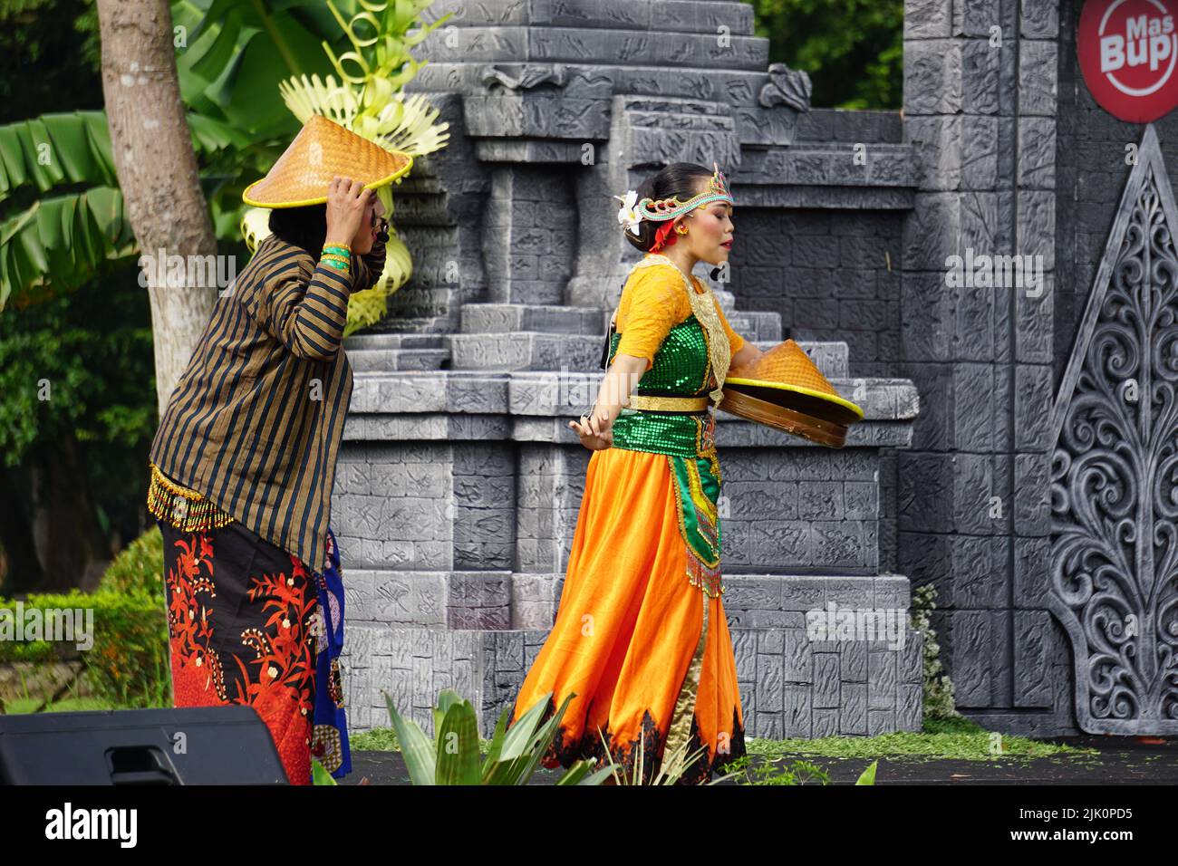 Indonesian perform loh jinawi dance to celebrate world dance day Stock ...