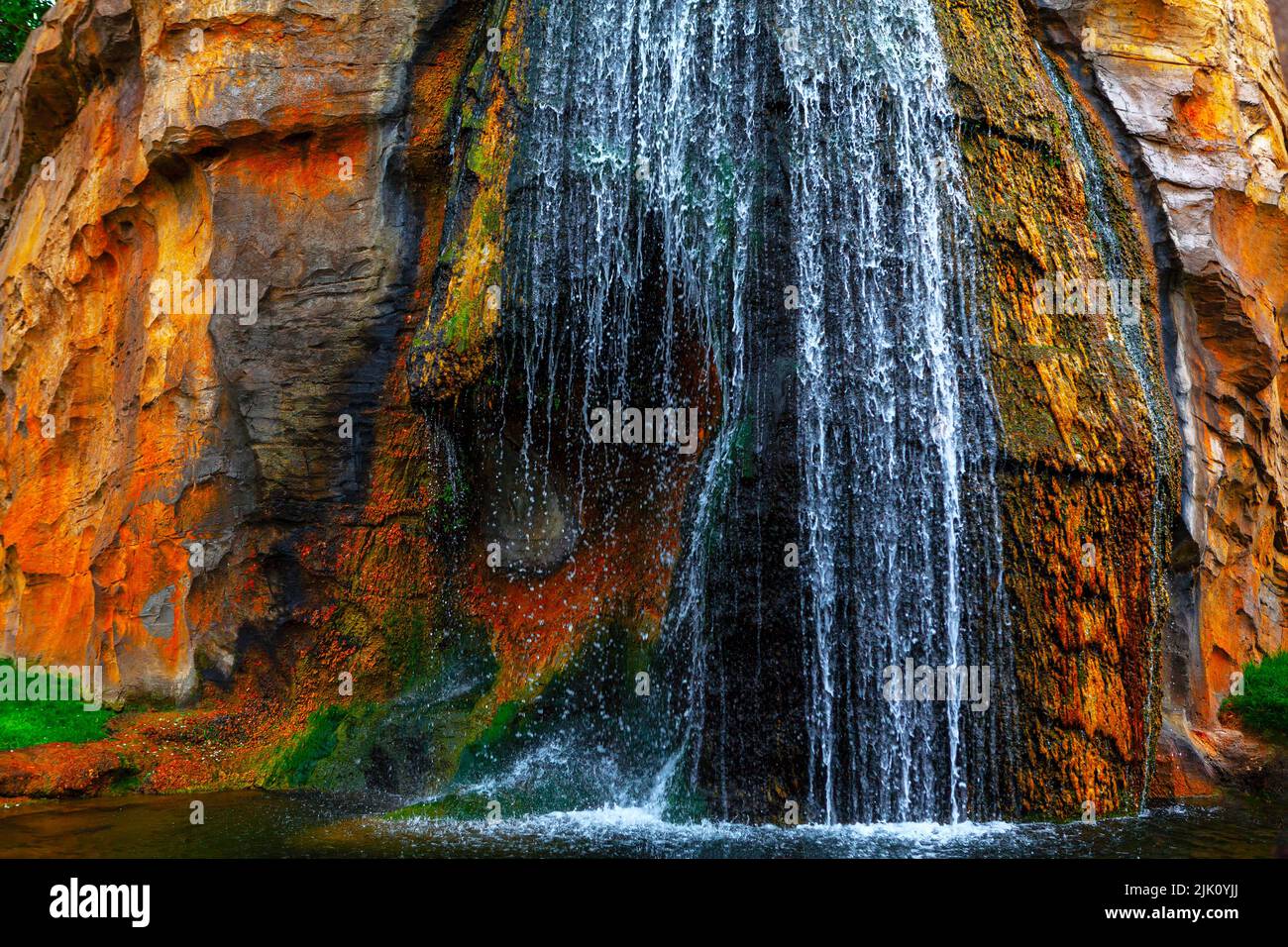 Water falling over a cliff hi-res stock photography and images - Alamy