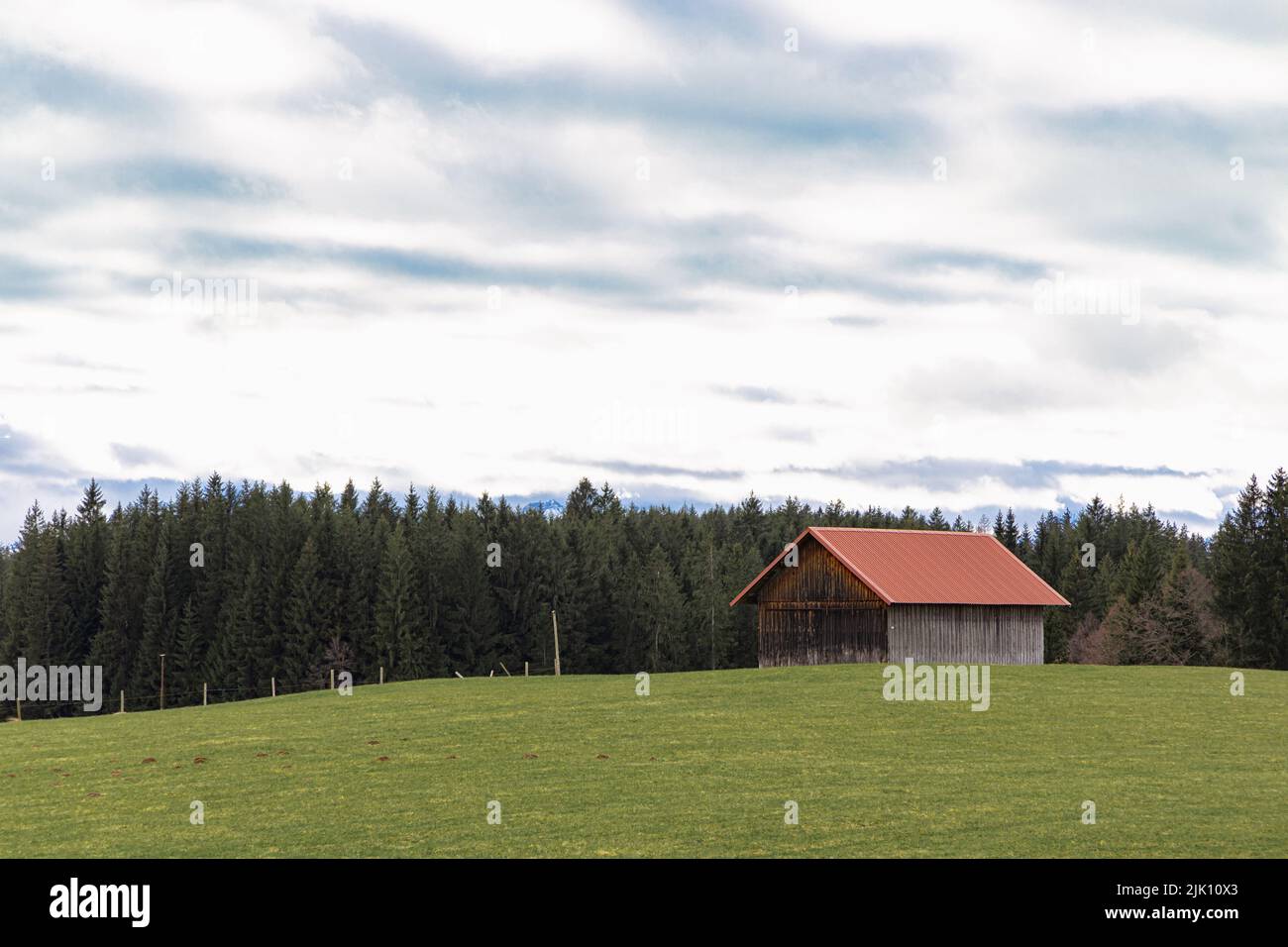 A beautiful country landscape with a barn in the Bavarian Alpine ...