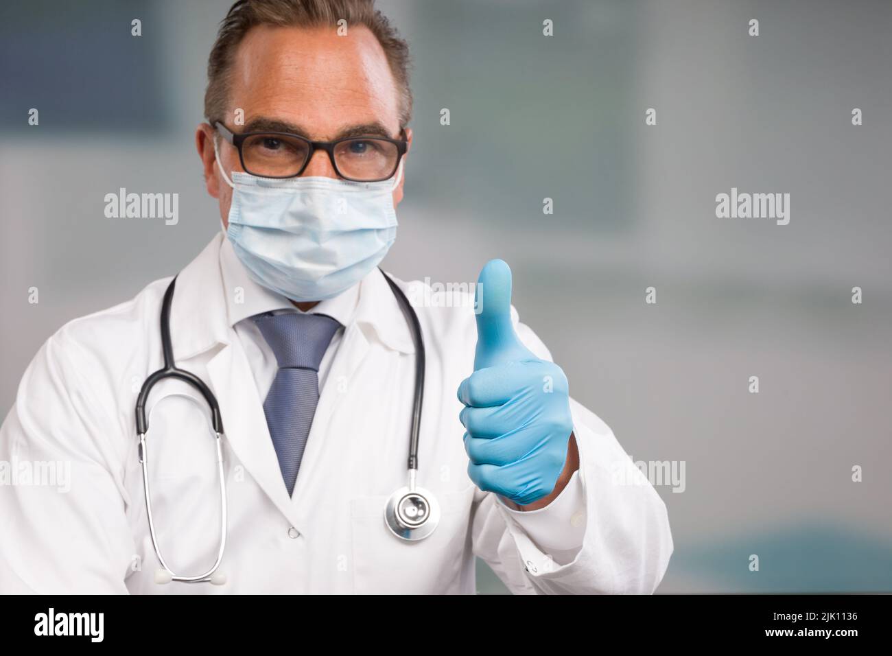 Medical doctor wearing protection hi-res stock photography and images ...
