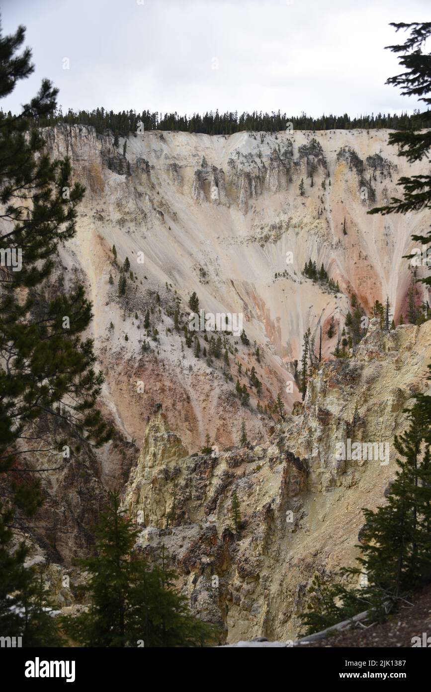 Yellowstone National Park, U.S.A. Grand Canyon of the Yellowstone falls ...