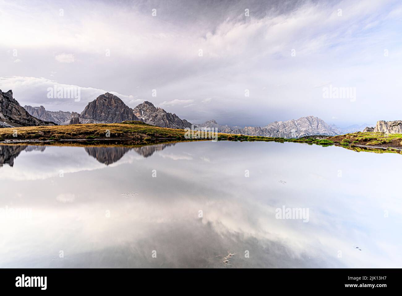 Sky mountains and water hi-res stock photography and images - Alamy