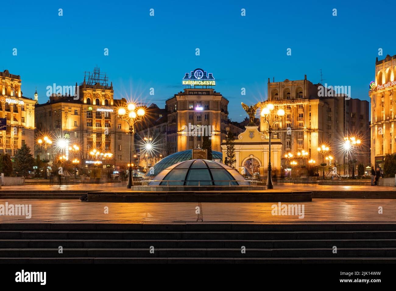 Kyiv's Independence Square (Maidan Nezalezhnosti) during blue hour ...