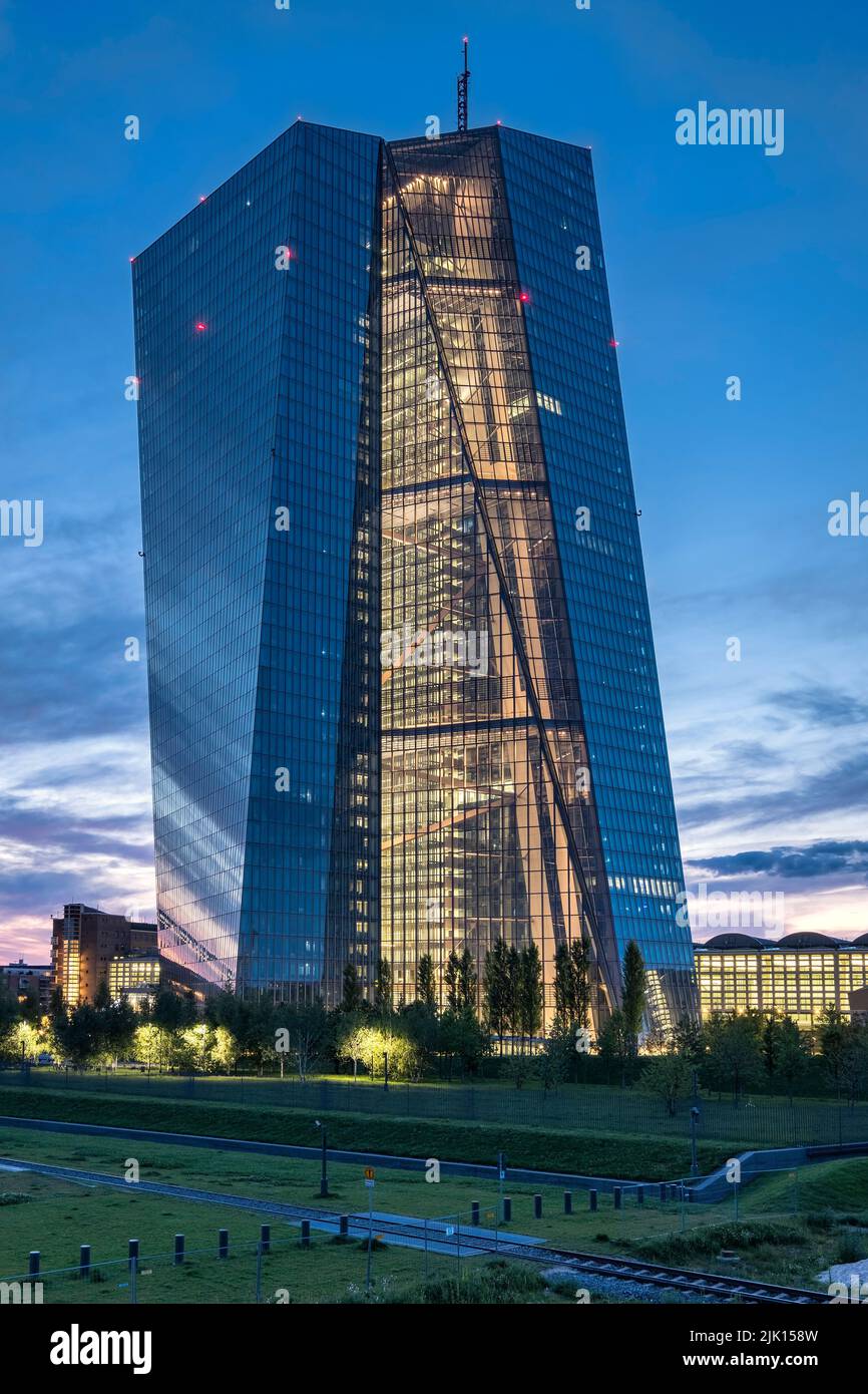 Bank skyscraper hi-res stock photography and images - Alamy