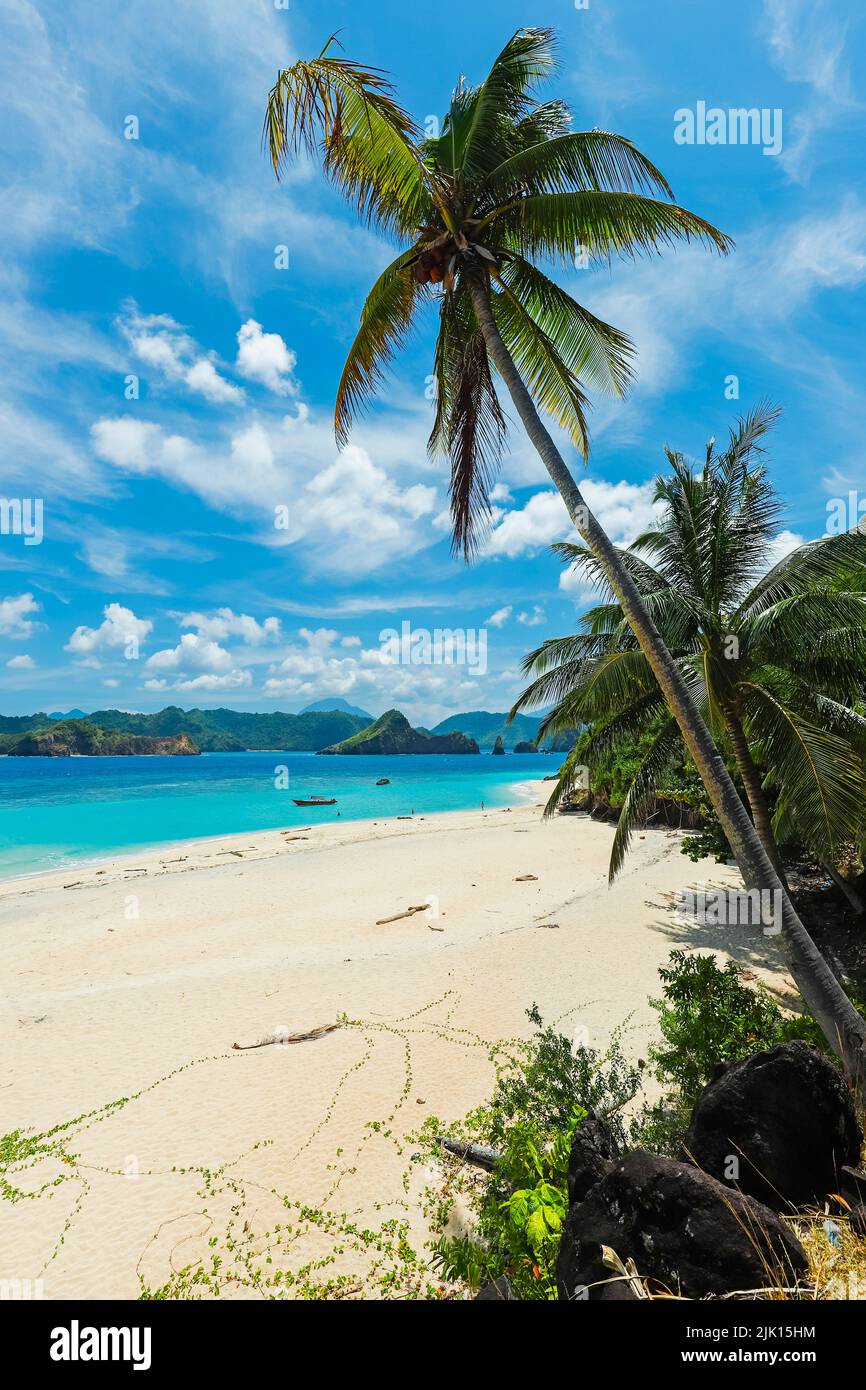 Mahoro Island white sand beach with Masare and Pahepa Islands beyond ...