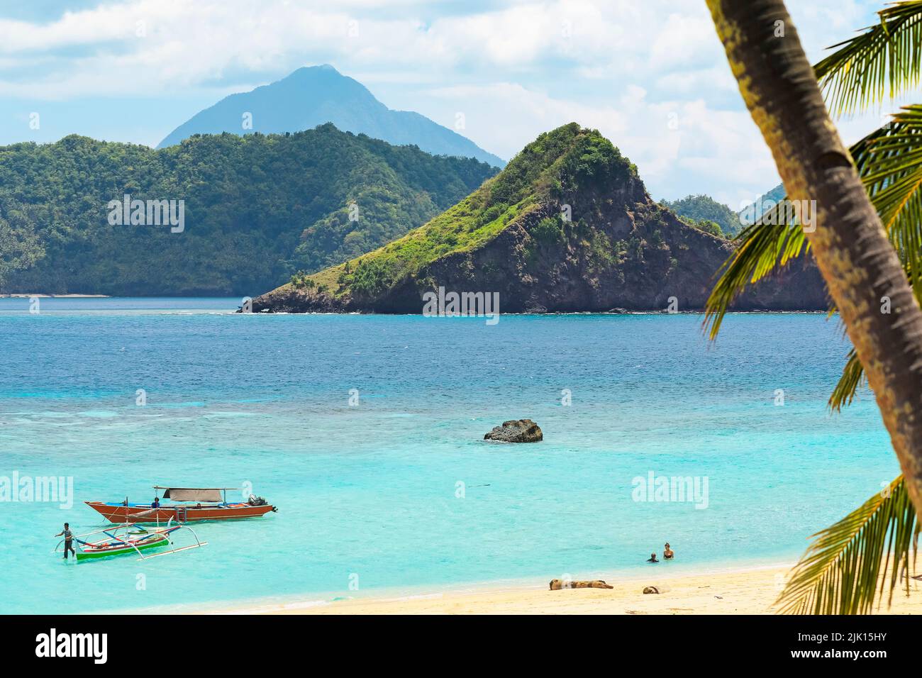 Mahoro Island white sand beach with Masare and Pahepa Islands beyond ...
