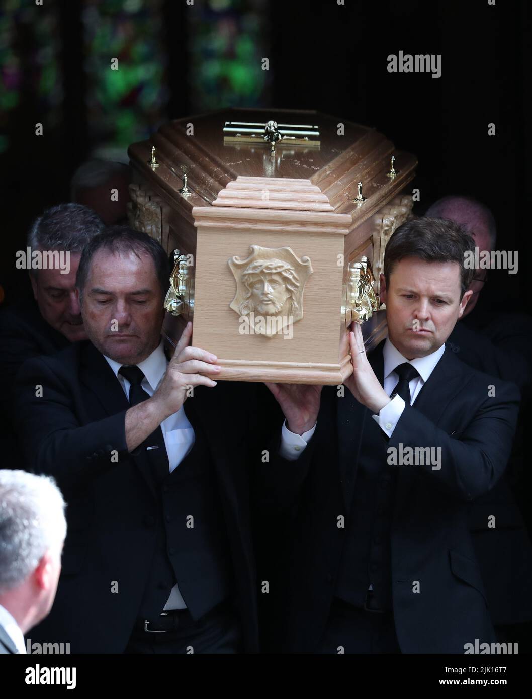 Declan Donnelly (front right) )carrying the coffin of his brother ...