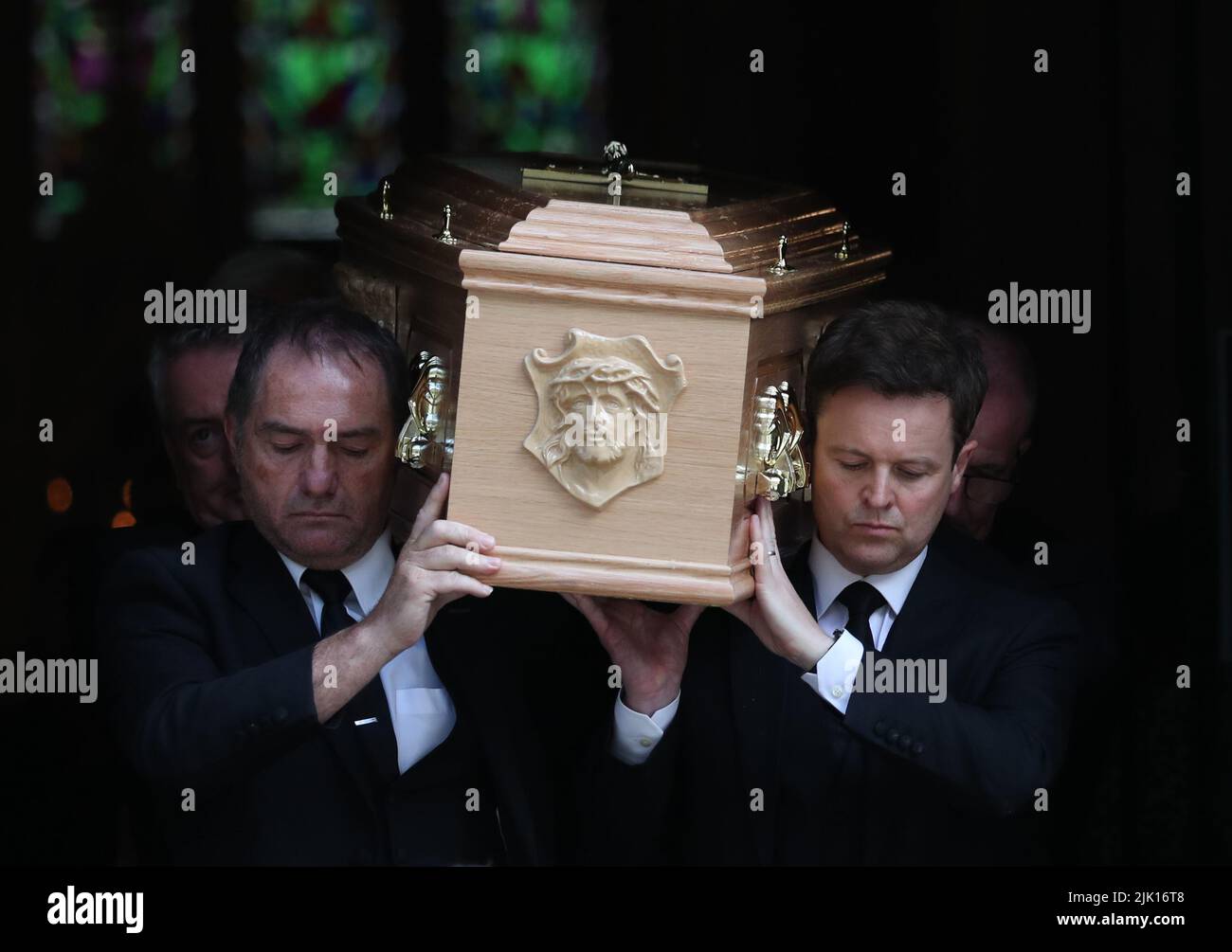 Declan Donnelly (front right) )carrying the coffin of his brother ...
