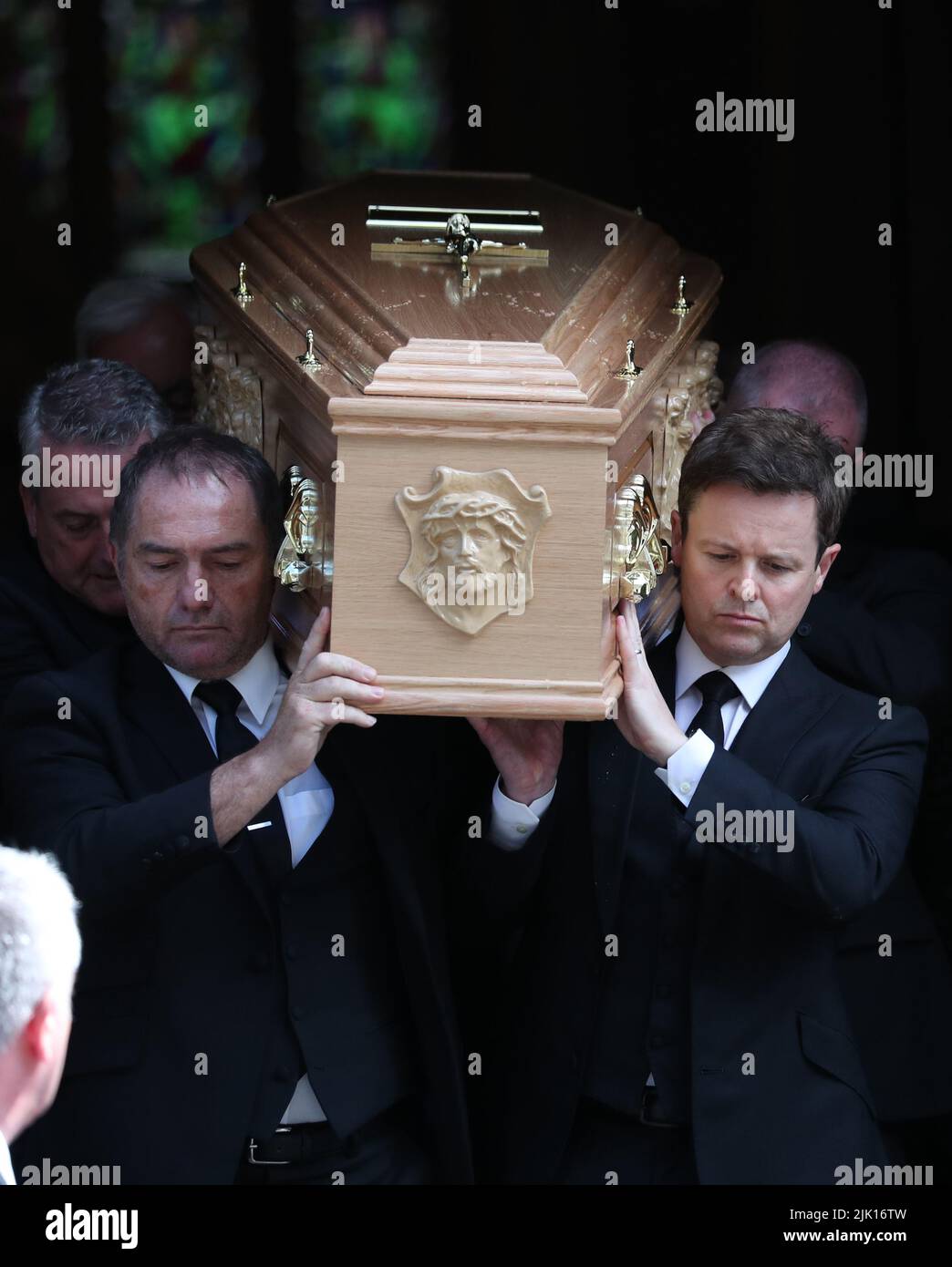 Declan Donnelly (front right) )carrying the coffin of his brother ...