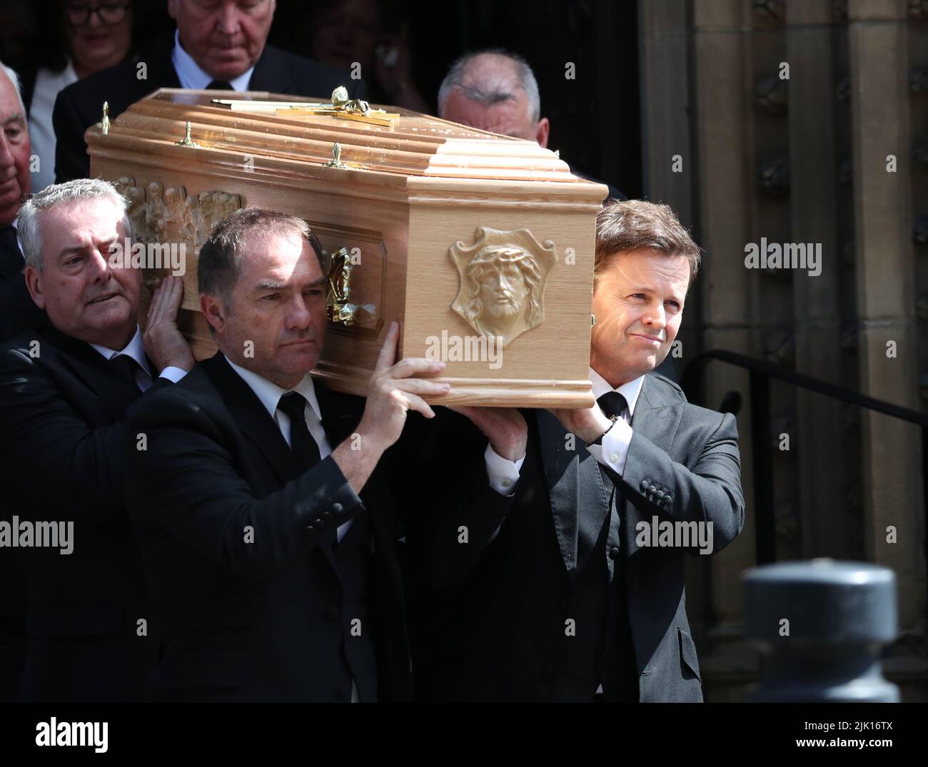 Declan Donnelly (front right) )carrying the coffin of his brother ...