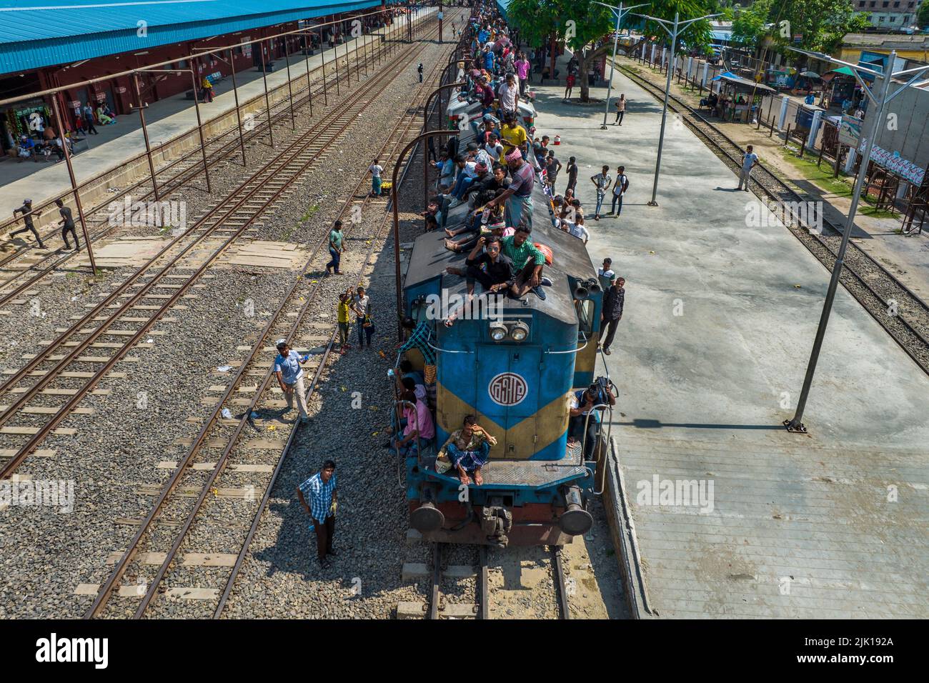 Overcrowded train in Bangladesh Stock Photo - Alamy