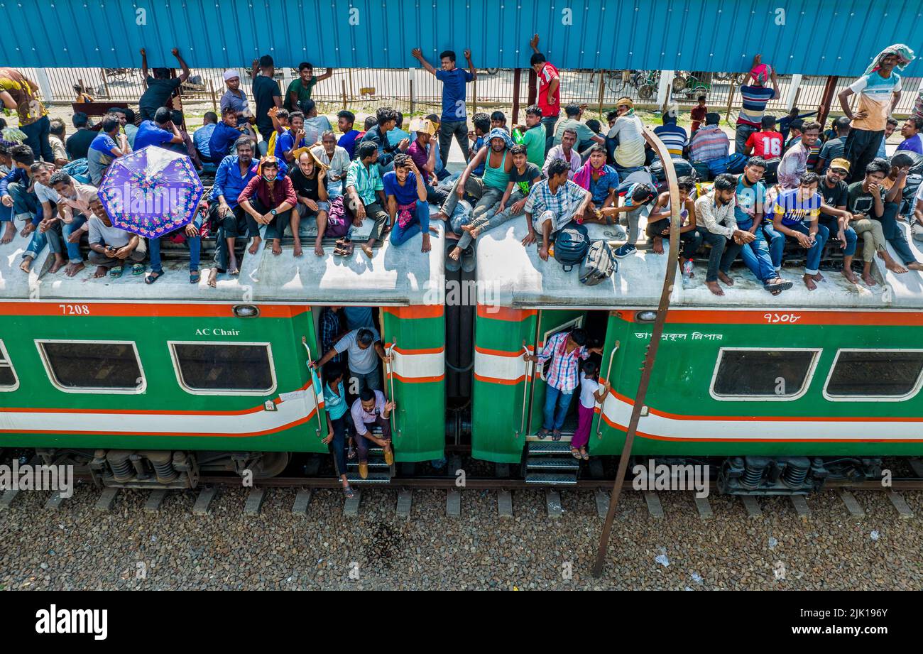 Overcrowded train hi-res stock photography and images - Alamy
