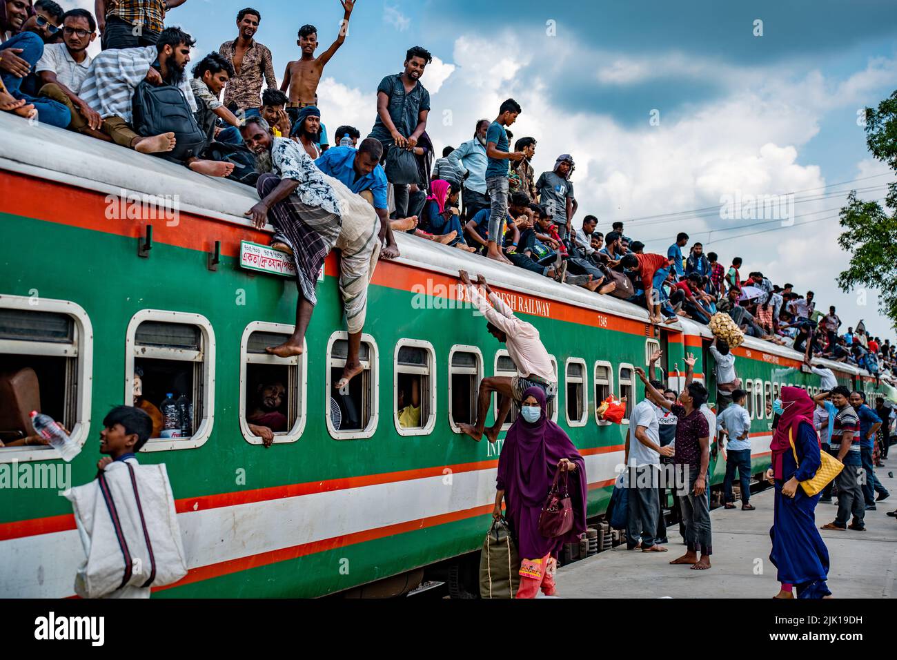 Overcrowded train hi-res stock photography and images - Alamy