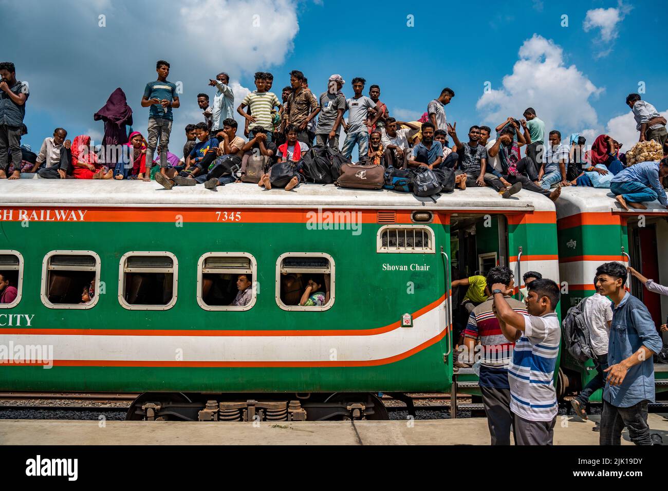 Overcrowded train in Bangladesh Stock Photo - Alamy