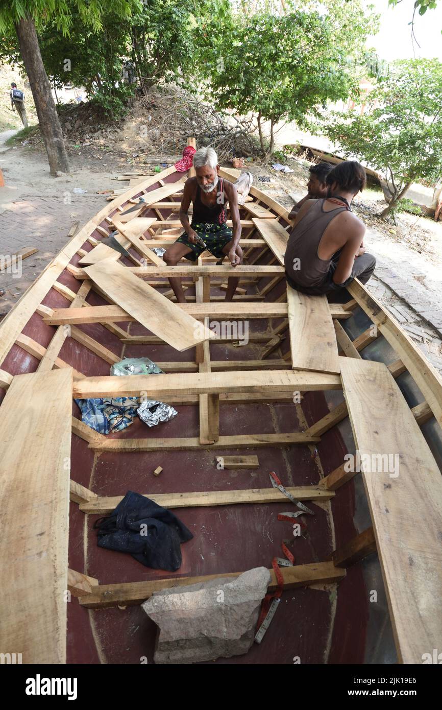 Desi boat making at the Guptar Ghat or Narayan Ghat area along the ...