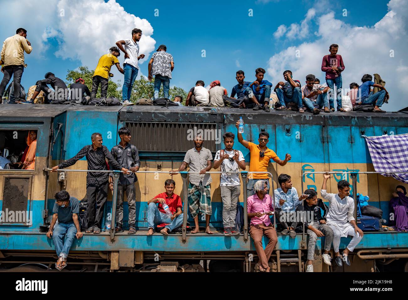 Overcrowded train in Bangladesh Stock Photo - Alamy