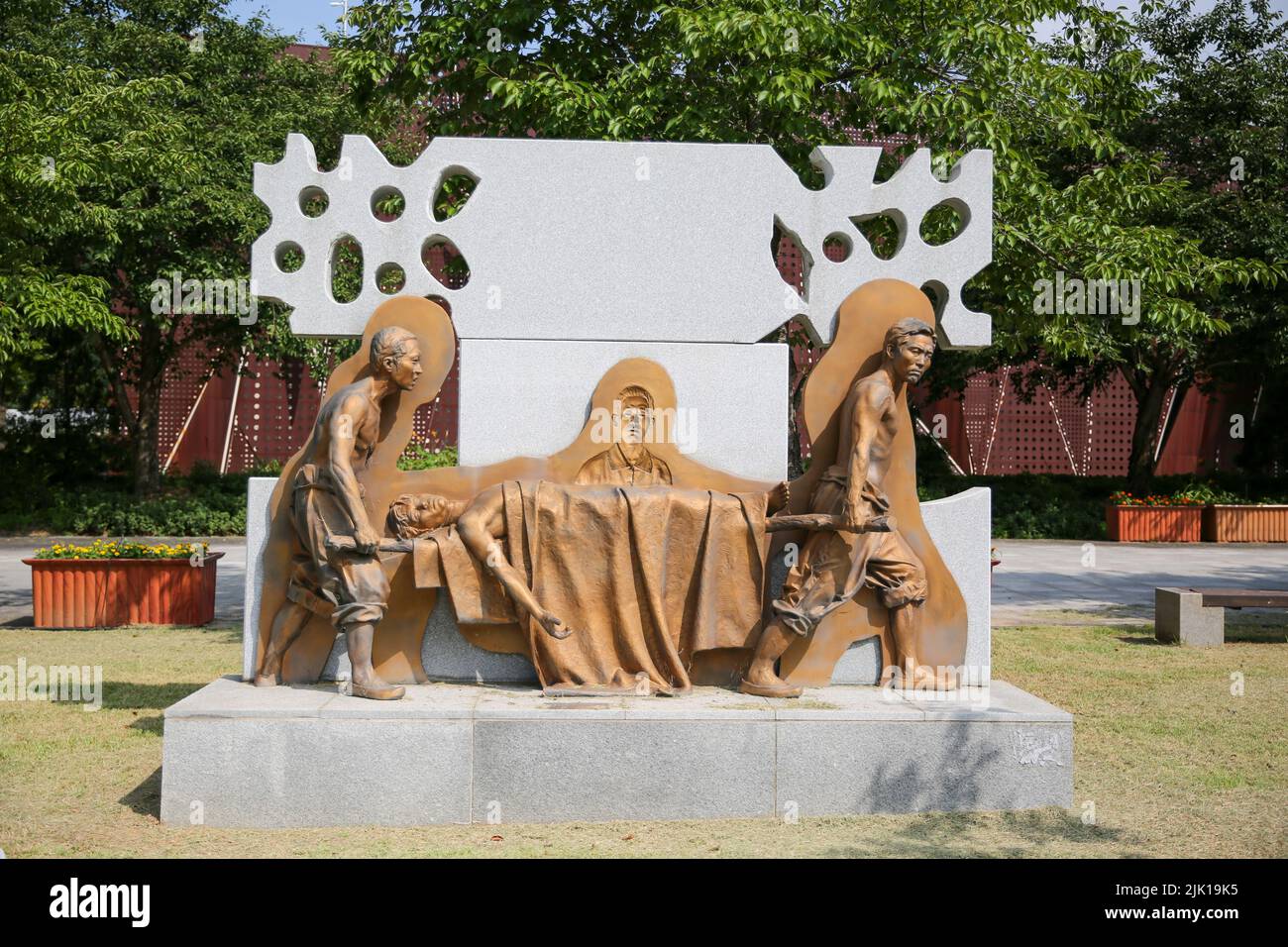 (220729) -- CHUNGCHEONGBUK-DO, July 29, 2022 (Xinhua) -- A statue is ...