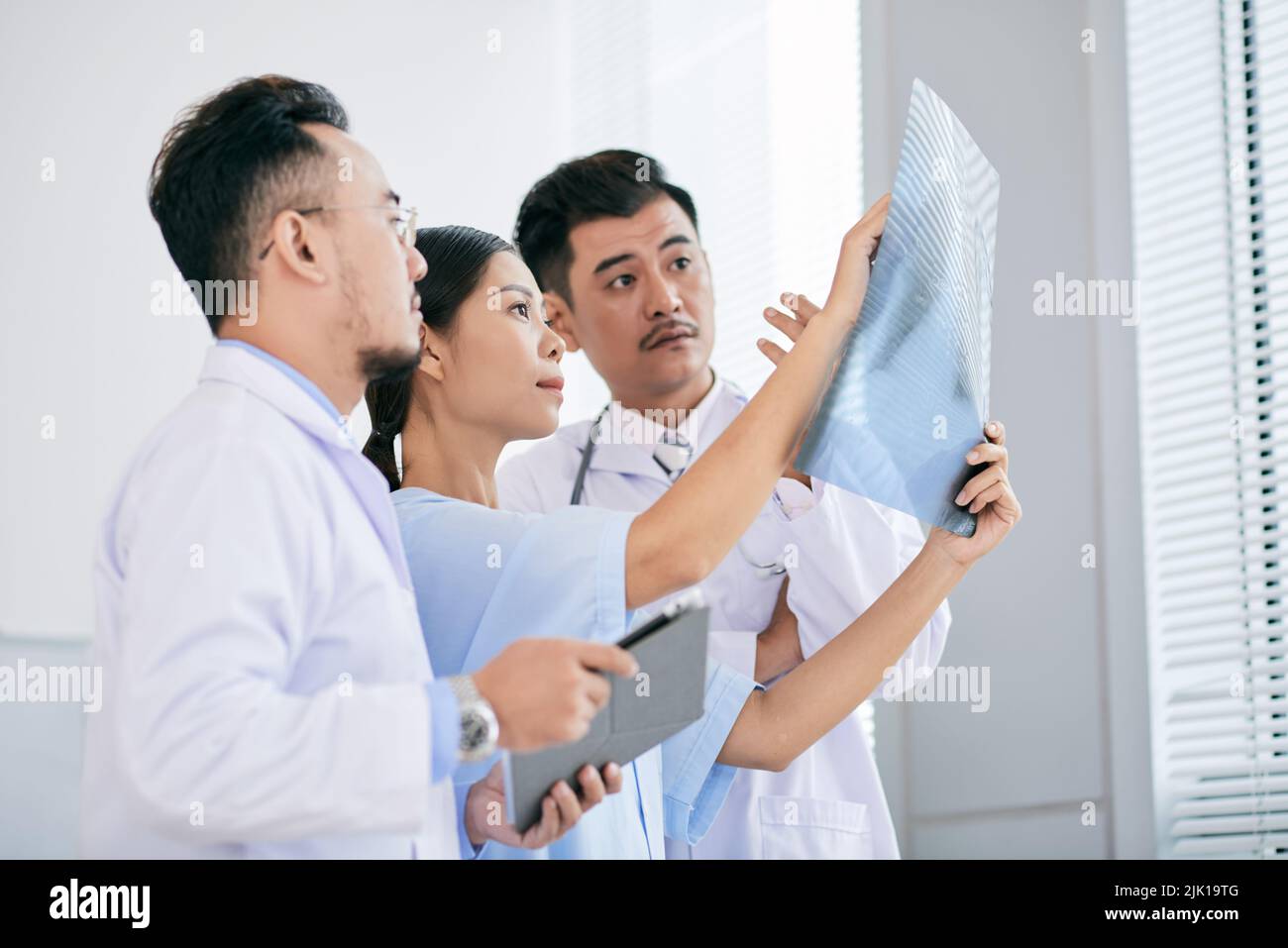 Medical team discussing x-ray of the patient Stock Photo - Alamy