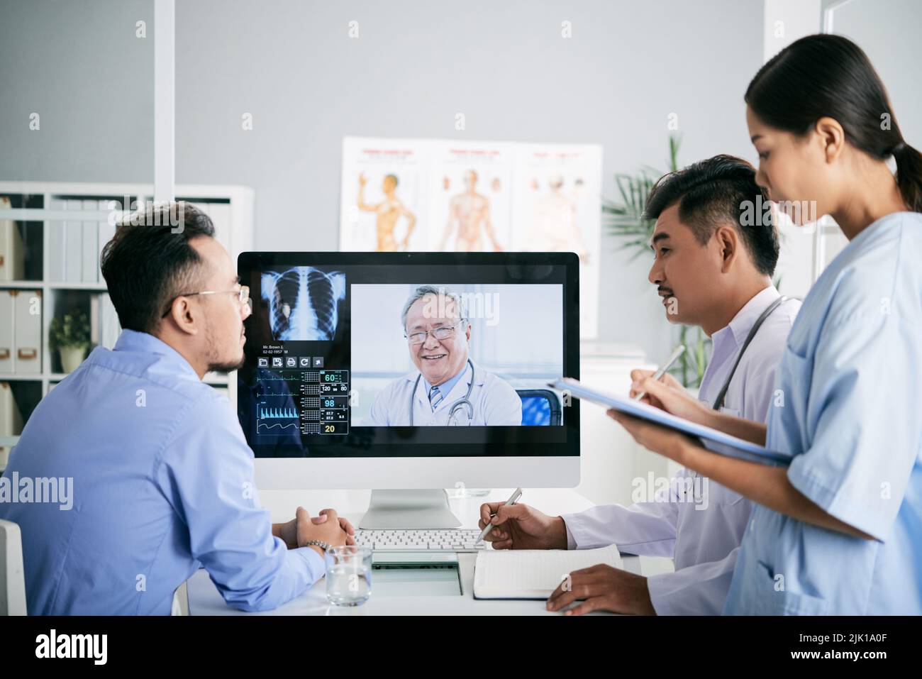 Connection intern hi-res stock photography and images - Alamy